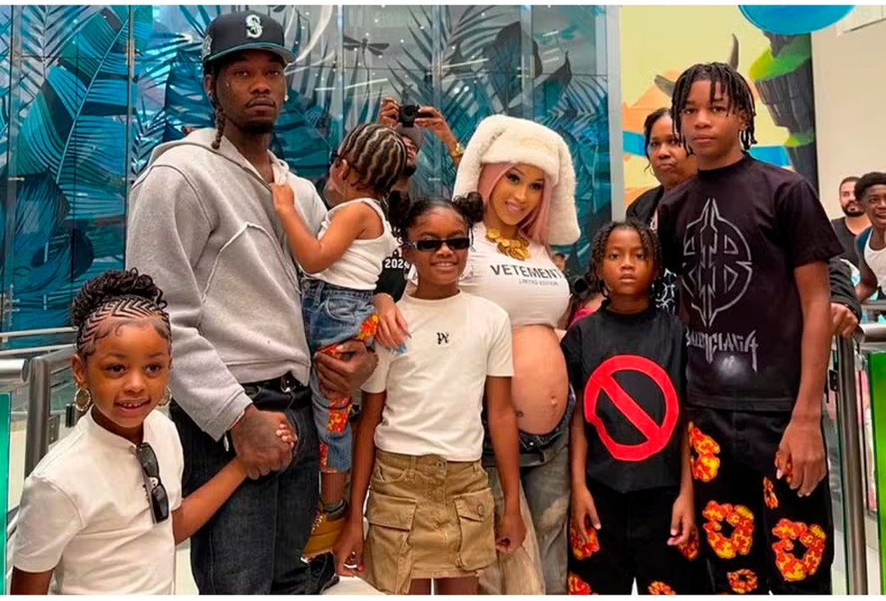 Rapper Offset acusa ex Cardi B de dormir com outro homem durante ...