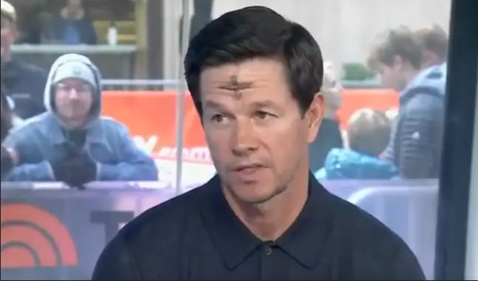 Mark Wahlberg aparece com cruz pintada na testa em entrevista e diz ser ...