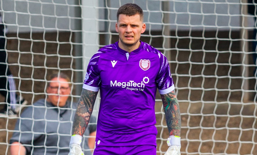 Goleiro sai do banco para jogar na linha e marca golaço inacreditável ...