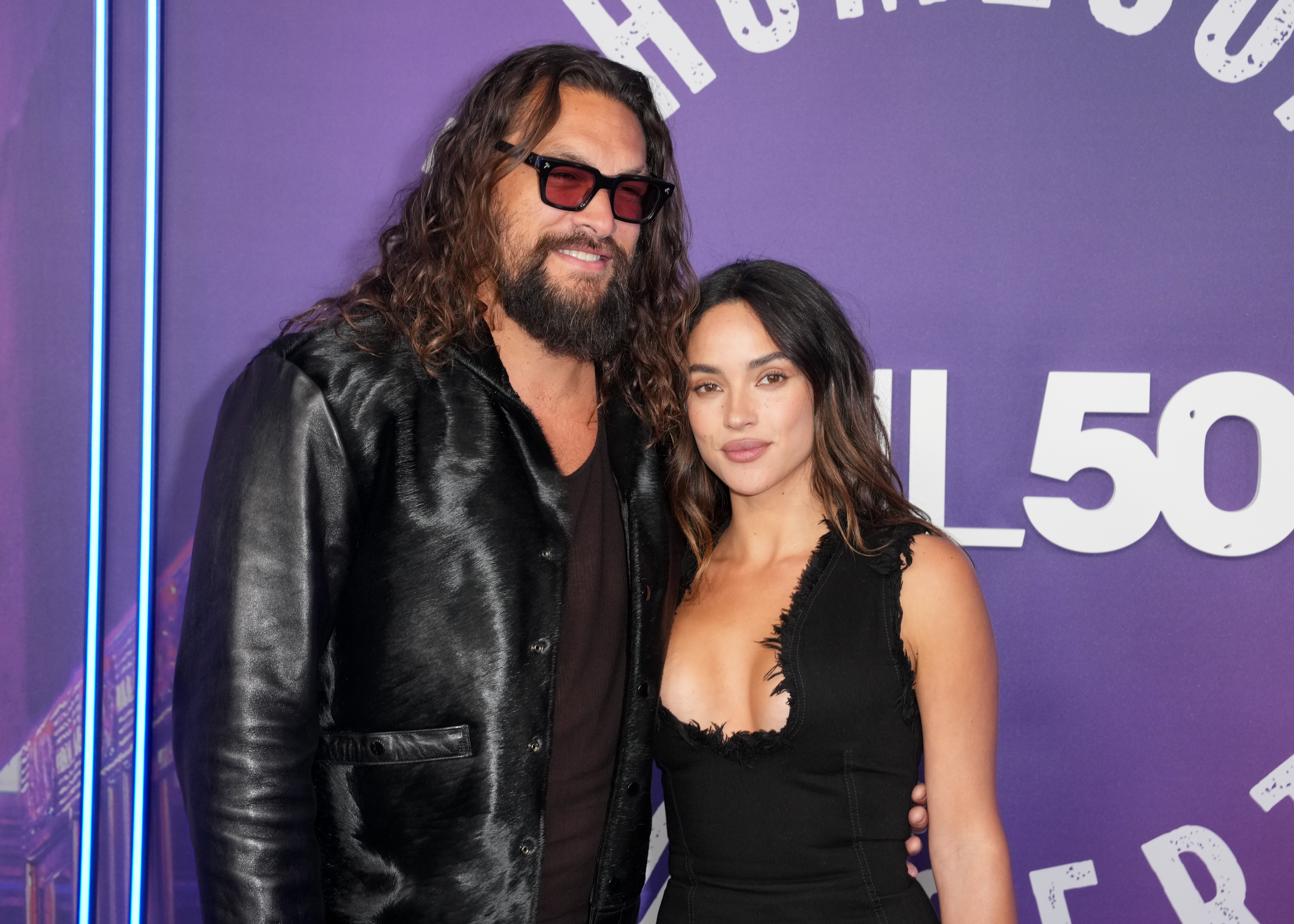 Jason Momoa finalmente estreia em red carpet ao lado da namorada 13 ...