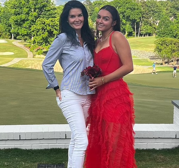 Filha De 18 Anos De Atriz De Law And Order é Presa E Faz Beicinho