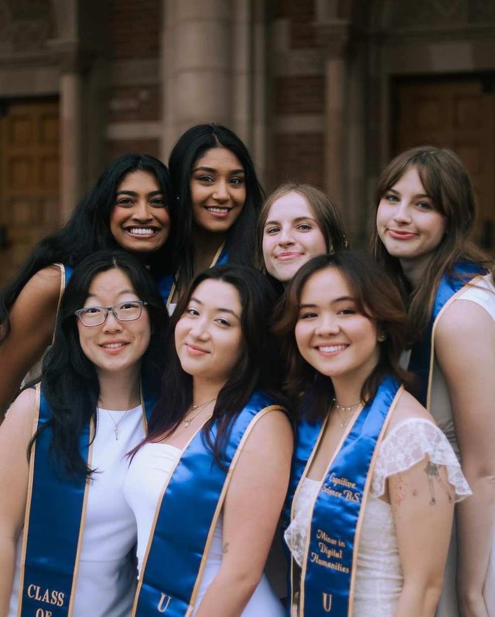 Gêmeas que interpretaram bebê de Rachel e Ross em 'Friends' se formam na faculdade e encantam ...