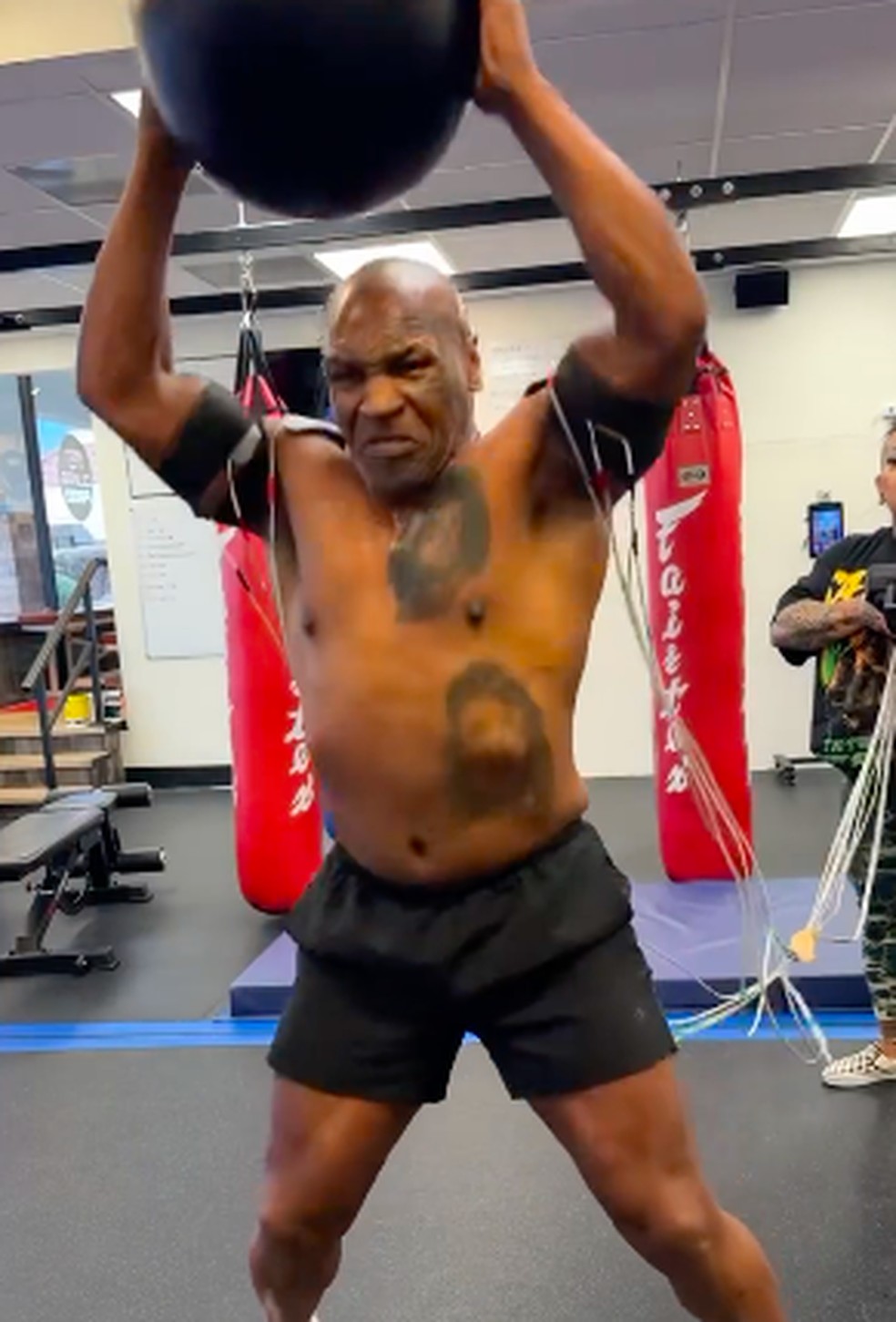 Jake Paul admite ter ficado impressionado com vídeos de treinos de Mike Tyson: 'Ele é um monstro ...