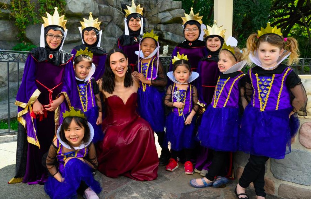 Gal Gadot promove sozinha 'Branca de Neve' na Disneylândia e amplifica ...