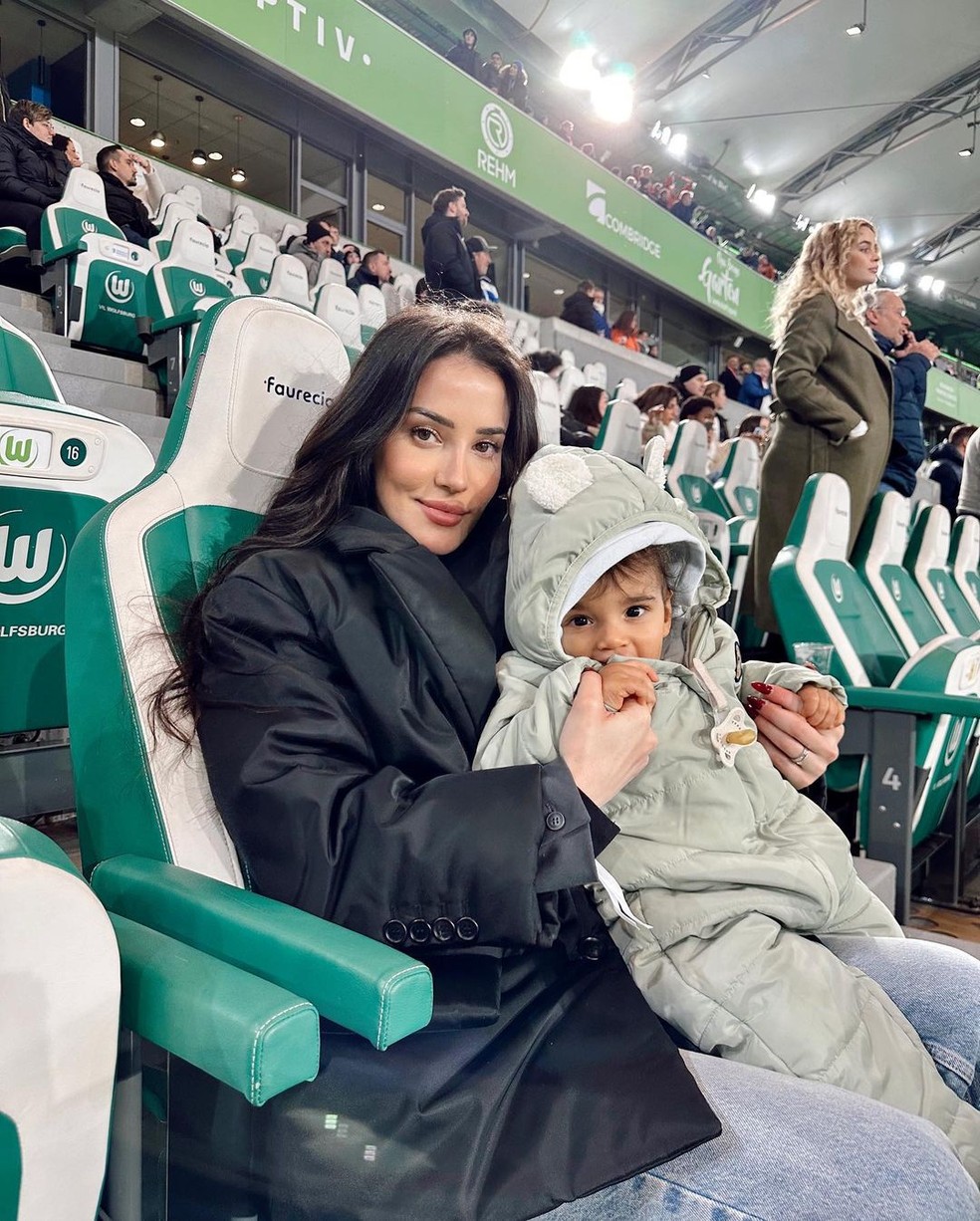 Esposa de zagueiro do Wolfsburg é atacada por torcedor enquanto ...