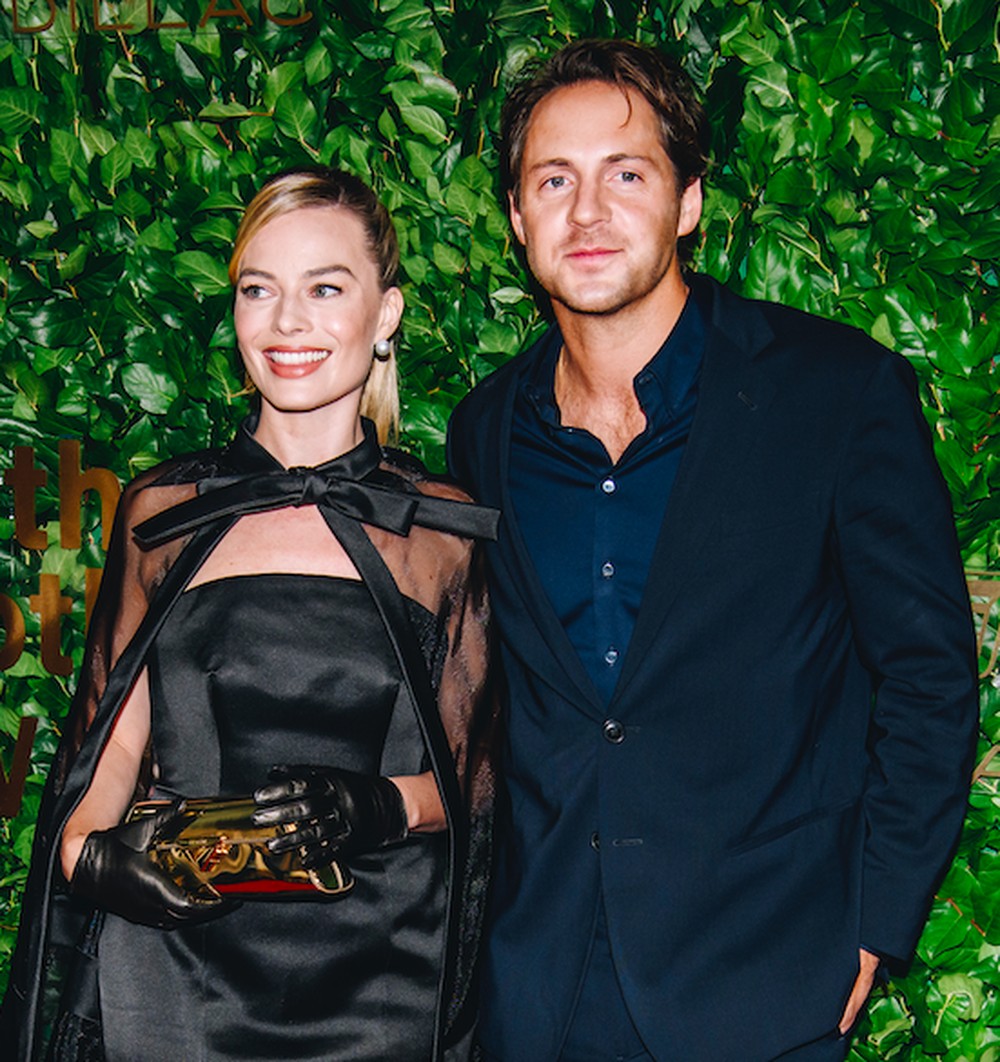 Margot Robbie tem ataque de riso após suposta beliscada indiscreta do ...